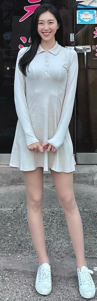 흰색 원피스 입은 시원한 미소 일반인 각선미 토토히어로