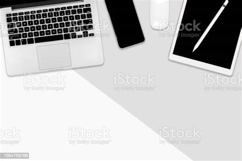 노트북 컴퓨터 디지털 태블릿 휴대 전화 및 액세서리 2 톤 흰색과 회색 배경에 평평 하다 사무실 테이블 데스크톱 오피스 이랑 개념입니다 0명에 대한 스톡 사진 및 기타