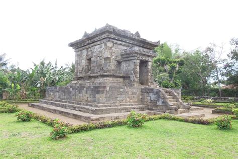 Foto Candi Badut Candi Tertua Di Jawa Timur
