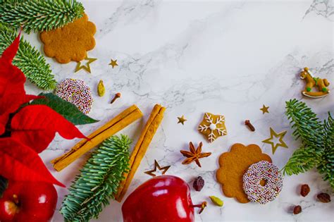 진저스냅 쿠키 계피 소나무로 장식된 크리스마스 테이블 배경 주제에 대한 스톡 사진 및 기타 이미지 배경 주제 크리스마스 0명 Istock