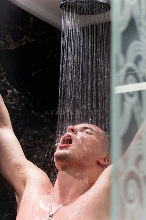 El Individuo Se Lava En La Ducha Ducha Con Las Paredes Oscuras Foto De