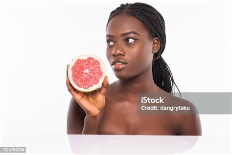 아름 다운 젊은 아프리카계 미국인 여자 흰색 배경에 고립 오렌지 과일 아프리카 소녀와 다이어트 개념입니다 공간에 복사 합니다 비웃는 다 피부 관리 스파 고 개념을 확인입니다