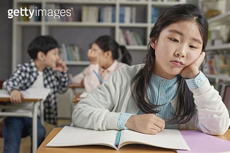 교실 학교생활 어린이 나이 초등교육 소녀 스트레스 왕따 속삭임 말하기 걱정 어두운표정 이미지 Jv11999698 게티이미지뱅크