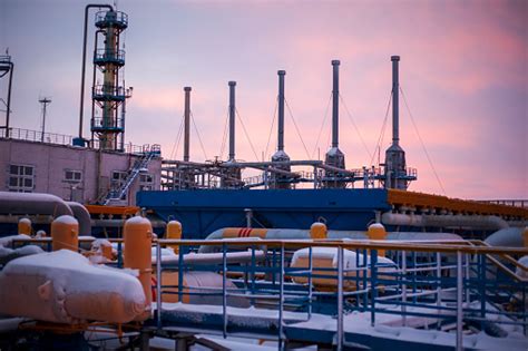 가스 및 석유 운송 가스 처리 플랜트 가스 부스터 압축기 스테이션용 가스 밸브 크레인 및 파이프 0명에 대한 스톡 사진 및 기타 이미지 Istock