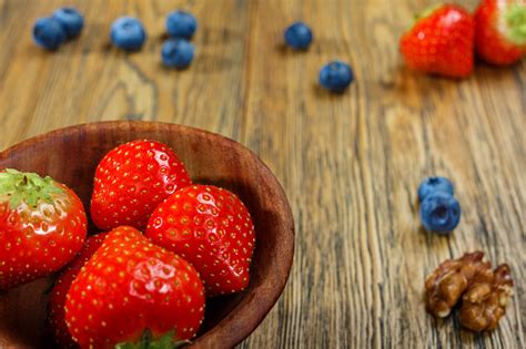 딸기와 블루베리 나무 컵입니다 밝은 베리 색상입니다 베리 혼합물입니다 당신의 비문에 대 한 장소입니다 신선 하 고 자연 스러운 열매입니다 근접 샷입니다 0명에 대한 스톡