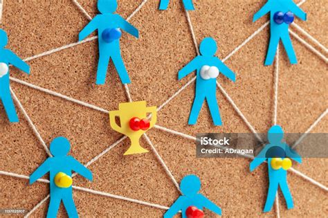 우승 컵은 팀 목표 달성을 위한 상징입니다 컵과 밧줄로 묶여 있는 사람들 0명에 대한 스톡 사진 및 기타 이미지 0명 Championship 경쟁 Istock