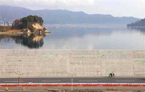 賛否分かつ巨大な壁 海岸に横たわる防潮堤 読んで見フォト 産経フォト