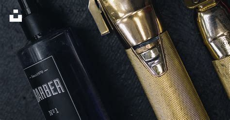 테이블에 있는 남성 그루밍 제품 컬렉션 사진 Unsplash의 무료 이발사 이미지