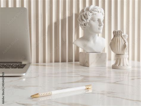 현대 패션 편집자 사무실 노트북과 펜이 있는 흰색 책상 밝은 은색과 베이지색 황동 대리석 늑골 클로즈업 디테일 그리스