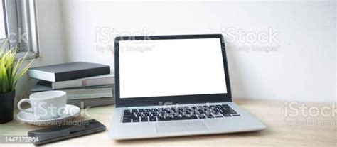 나무 책상에 흰색 빈 화면이있는 노트북 컴퓨터 작업 공간 직장 데스크톱 사무실 개념 0명에 대한 스톡 사진 및 기타 이미지