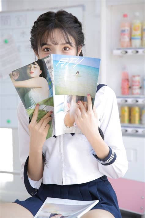 00后美女学生妹水手制服性感短裙修长美腿教室唯美写真集