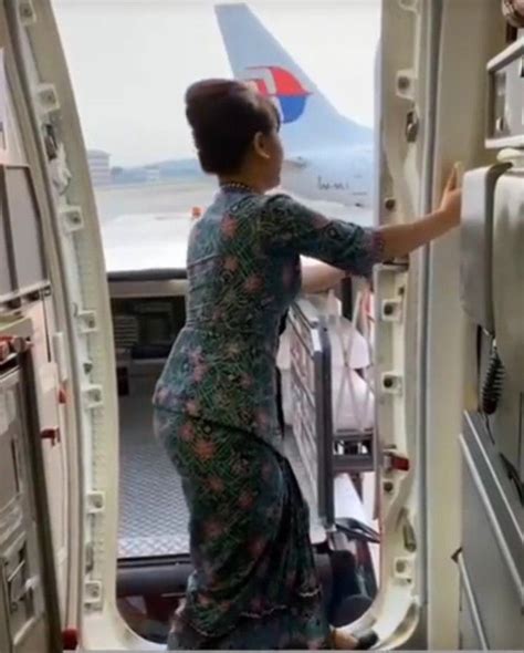 Pin Oleh Otto F Poulsen Di Flight Female Cabin And Cockpit Staff Pramugari Gadis Kecantikan