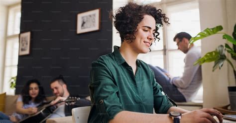 실내에 노트북을 들고 있는 젊은 쾌활한 친구들 집 공유 개념 사진 Unsplash의 슬로바키아 이미지