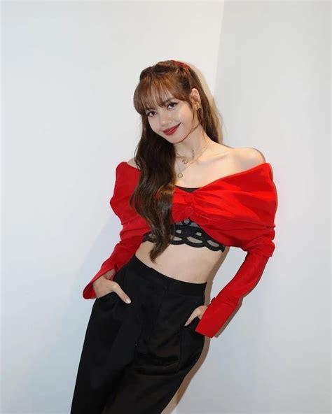 Lisa Blackpink Khoe Mặt Mộc Xinh đẹp Trên đường Phố Paris