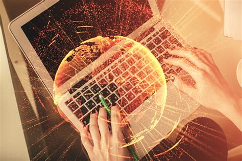 컴퓨터 및 소셜 네트워크 테마 홀로그램 드로잉에서 일하는 여성의 손을 두 번 노출합니다 맨 위 보기 사람 연결 개념입니다 연결에