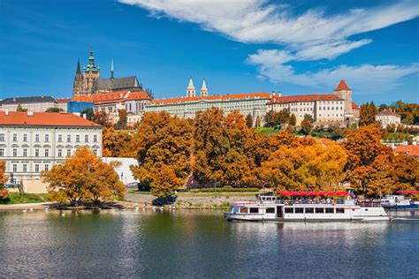 프라하 체코 공화국 블타바 강과 프라하 성의 도시 스카이라인 단풍 시즌 체코 흐라트차니 성에 대한 스톡 사진 및 기타 이미지 흐라트차니 성 0명 가을 Istock