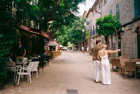 35mm 필름 가로수가 늘어선 거리 가벼운 산책 거리 건물 건축 계절 관광객 남자 낮 도로 도시 도시의 도시의 삶 레스토랑 마요르카 발레 아레스