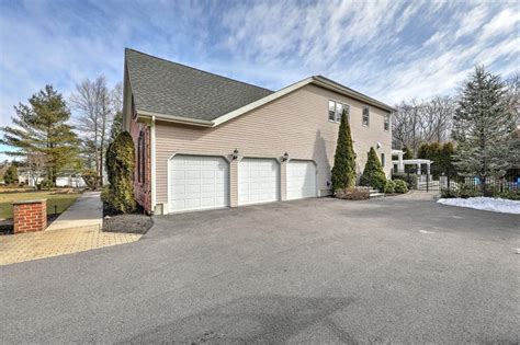 Ed Cooley Puts His R I Home For Sale After Taking Hoyas Job