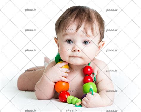 عکس با کیفیت کودک با گردنبندی از مروارید های رنگی بزرگ در پس زمینه سفید عکس با کیفیت و تصاویر