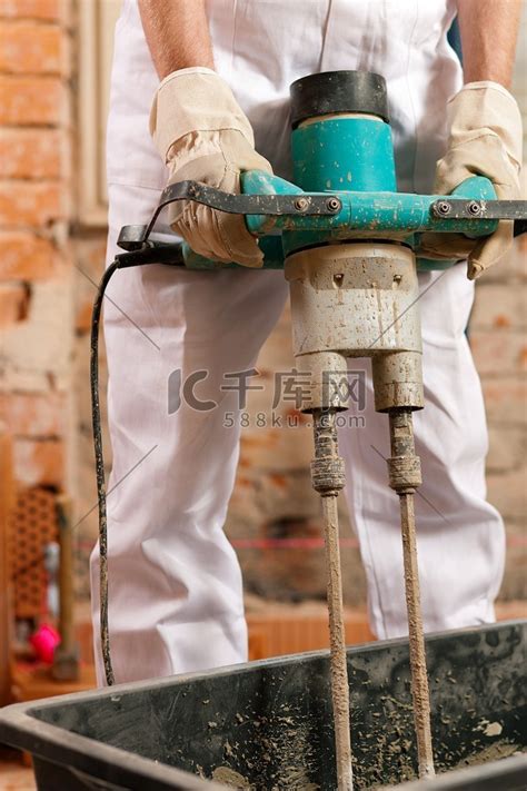 建筑工人混合混凝土或灌浆与手搅拌机高清摄影大图 千库网