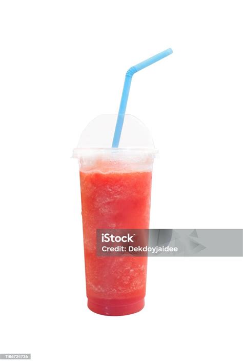 스무디 수박 주스 고립 된 흰색 배경은 투명 한 플라스틱 유리에 파란색 빨대를 가지고 건강한 과일은 당뇨병을 치료하는 데 도움이 뇌에 영양을 공급한다 바디 통제 혈압 및