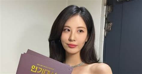 서현 김정현 사과 공격 속 고고한 미소…오프숄더로 뽐낸 직각어깨