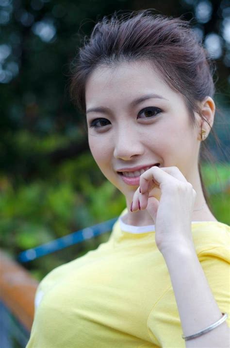 清新小樹林裏的清純白皙可愛黃衣美女！ 每日頭條