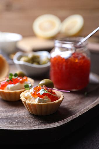 빨간 캐비어와 크림 치즈를 곁들인 맛있는 타르트렛이 나무 테이블에 제공됩니다 0명에 대한 스톡 사진 및 기타 이미지 0명 건강한 생활방식 공휴일 Istock