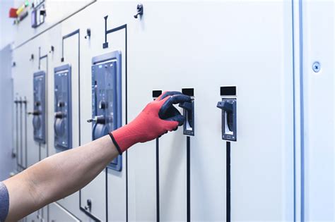 전기 엔지니어는 유지 보수를 위해 정기적으로 전기 제어 캐비닛의 작동을 테스트합니다 남자에 대한 스톡 사진 및 기타 이미지 남자 수리 콘센트 Istock