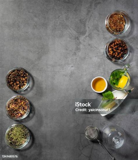 차 녹차 홍차 다크 스톤 배경에 다양한 과일과 허브 차로 만든 창조적 인 레이아웃 플랫 누워 0명에 대한 스톡 사진 및 기타 이미지 Istock