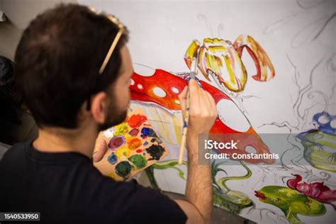 남성 백인 예술가의 높은 각도 보기 큰 캔버스에 그림 거리에서 30 34세에 대한 스톡 사진 및 기타 이미지 30 34세 Diy 거리 Istock