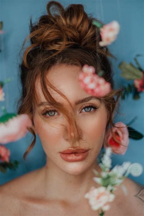 R6 갈색 머리 거울이없는 고요한 구성 꽃 꽃꽂이 꽃무늬 눈 대조 디지털 라이트 룸 라이프스타일 메이크업