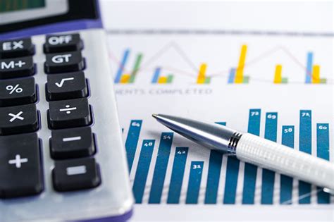 저장 스택 동전 돈 계산기 차트 및 그래프 스프레드 시트 종이 재무 회계 통계 분석 연구 데이터 및 비즈니스 회사 회의 개념 0명에 대한 스톡 사진 및 기타 이미지 Istock
