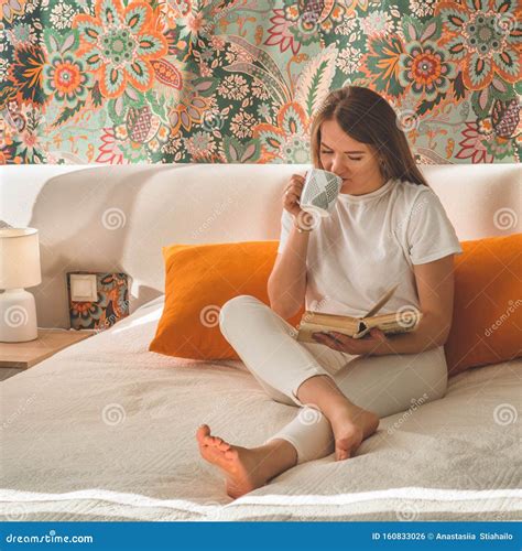 Мудрая девушка читающая важную книгу Чтение и разработка Стоковое Фото изображение