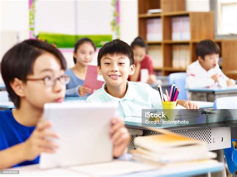 아시아 초등학교 소년 교실에서 태블릿 컴퓨터를 사용 하 여 주의력결핍 과다행동장애에 대한 스톡 사진 및 기타 이미지 주의력결핍 과다행동장애 아이 학습 Istock
