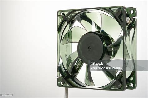 반투명 컴퓨터 팬 회색 그라데이션 배경 높은 해상도에 반투명 Pc 쿨러의 오른쪽보기 선풍기 전기 설비에 대한 스톡 사진 및 기타
