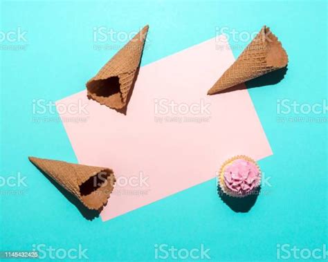 밝은 파란색 배경에 컵 케이크와 아이스크림 콘 최소한의 여름 구성 평평한 누워 0명에 대한 스톡 사진 및 기타 이미지 0명 개념 냉동된 Istock