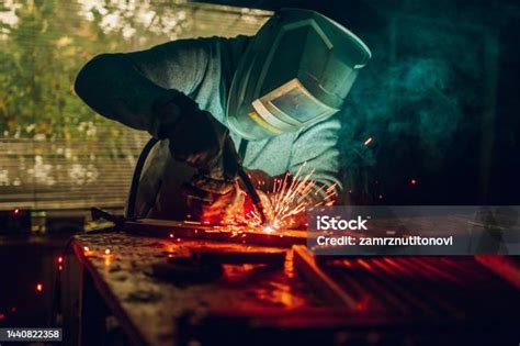 공장이나 작업장에서 용접기로 금속을 용접하는 남자 노동자 무거운에 대한 스톡 사진 및 기타 이미지 무거운 수리 용접공 Istock