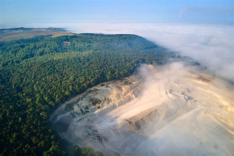 굴삭기와 덤프 트럭건설 산업을 위한 석회암 자재 추출의 오픈 피트 광산 현장의 공중 보기 0명에 대한 스톡 사진 및 기타 이미지 0명 Performing Arts