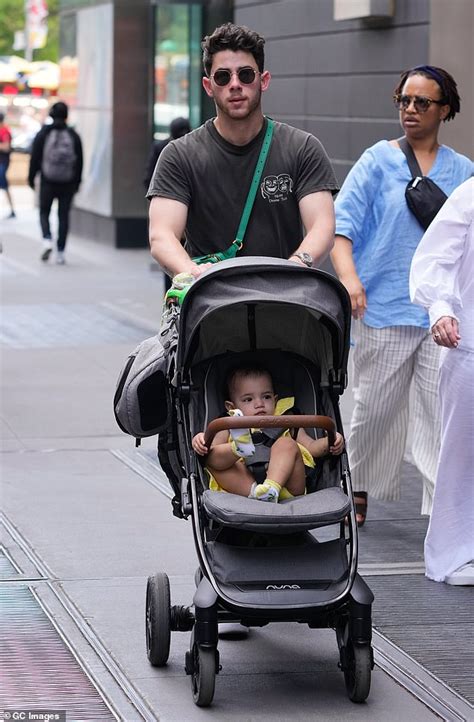 Nick Jonas Datter
