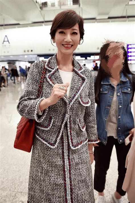 赵雅芝靠p图吊着那股子仙气，跟素人同框生图，脸上出油素颜真实