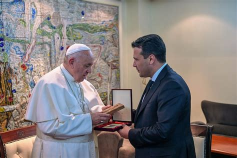 Премиерот Заев го испрати Папата Франциск со покана повторно да ја посети нашата земја и со