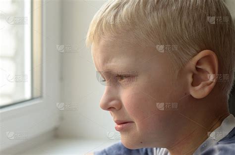 失踪的孩子。被遗弃的玩具。孤独。