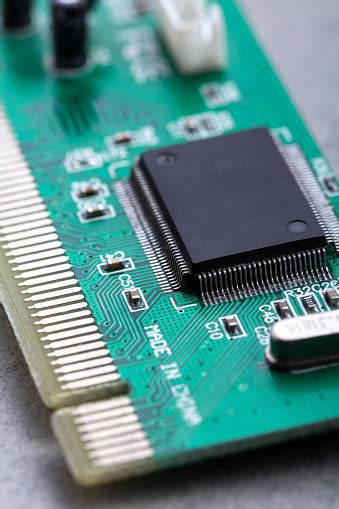 마더 보드에 마이크로 칩 및 기타 전자 부품 Cpu 칩 회로 기판에 컴퓨터 프로세서 칩 회로판에 대한 스톡 사진 및 기타 이미지