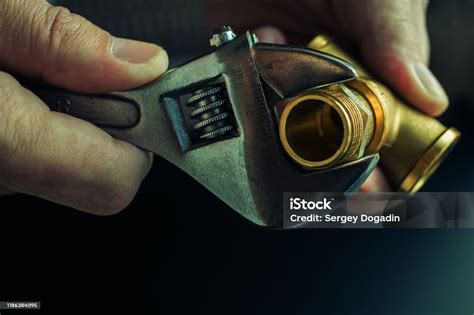 배관공 손 배관 도구 배경을 통해 파이프의 너트를 나사 수리 및 기술 지원의 개념 클로즈업 샷 잔인한 애타리스틱 토닝 가정 주방에 대한 스톡 사진 및 기타 이미지 Istock