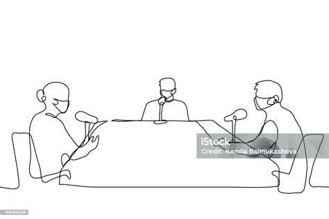 큰 테이블에 세 사람이 마이크가 달린 마스크를 쓰고 앉아 있습니다 한 줄 그리기 팟 캐스트 녹음 방송 인터뷰 남자에 대한 스톡