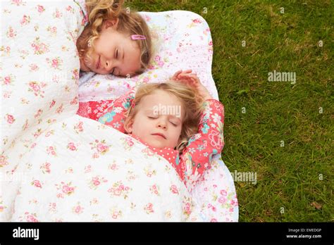 Die Kinder Der Familie Zwei Die Auf Gras Liegen Fotos Und