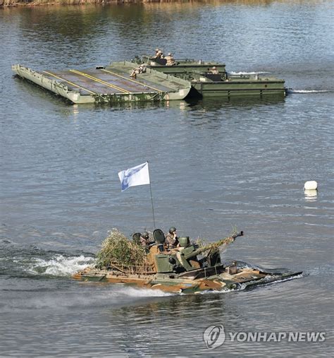강습도하 하는 K21 장갑차 연합뉴스