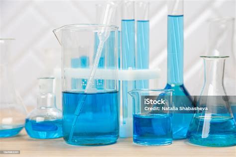 테스트 튜브에 파란색 액체가있는 실험실 유리 제품 과학 실험실 플라스크 드롭퍼 페트리 접시 비커 및 실린더 실험실 장비 0명에 대한 스톡 사진 및 기타 이미지 Istock