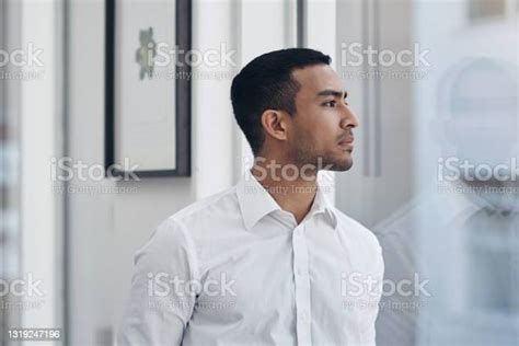 그의 사무실에 혼자 서서 그의 창 밖을 묵상적으로 보고 잘 생긴 젊은 사업가의 샷 사색에 대한 스톡 사진 및 기타 이미지 사색 고름 남자 사업가 Istock